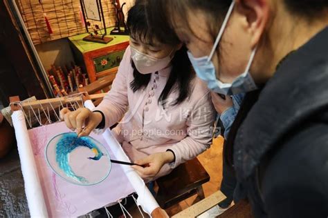 重庆：推广非遗技艺 带动妇女就业 人民图片网