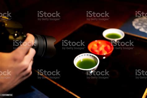 검은 옻칠한 나무 테이블과 디저트 접시 배경으로 집에서 말차 그릇과 딸기로 전통 일본 컵을 촬영 우아에 대한 스톡 사진 및 기타