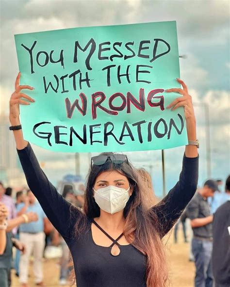 ඔබ පැටලුණේ වැරදි පරම්පරාවත් එක්ක අරගල කරන්න මහ මගට බැස්ස කලා ලෝකයේ තරු Photos Struggles