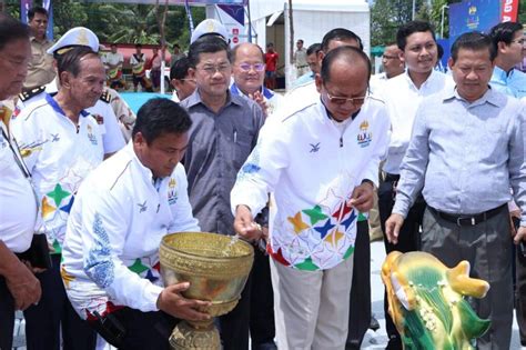 ឯកឧត្តម បណ្ឌិត ម៉ៅ ធនិន អភិបាលនៃគណៈអភិបាលខេត្តកំពត និងឯកឧត្តម