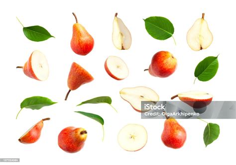 붉은 잘 익은 육즙이 많은 배와 녹색 잎은 흰색 배경에 고립되어 있습니다 달콤한 전체 배와 슬라이스 여름 건강 한 유기농 과일