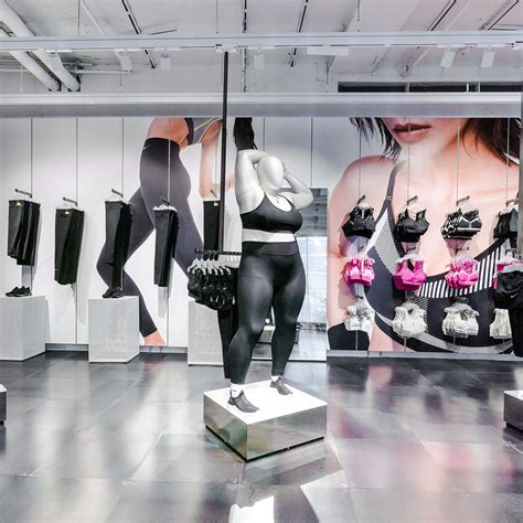 Витрины для магазина нижнего белья 90 фото