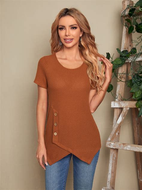 EMERY ROSE Camiseta bajo asimétrico con diseño de botón tejido waffle
