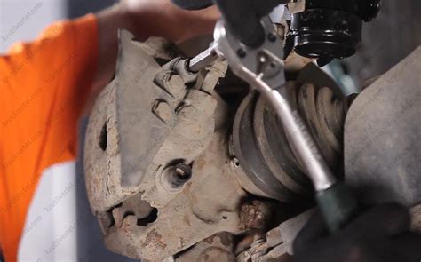 Замена передних тормозных колодок VW Golf 3