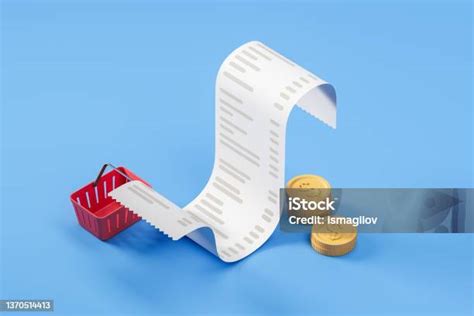 고정 된 소비자 제품 세트의 개념으로 상품 바구니와 인쇄 된 영수증과 달러 동전 파란색 배경입니다 온라인 쇼핑 과 소비자의 행동