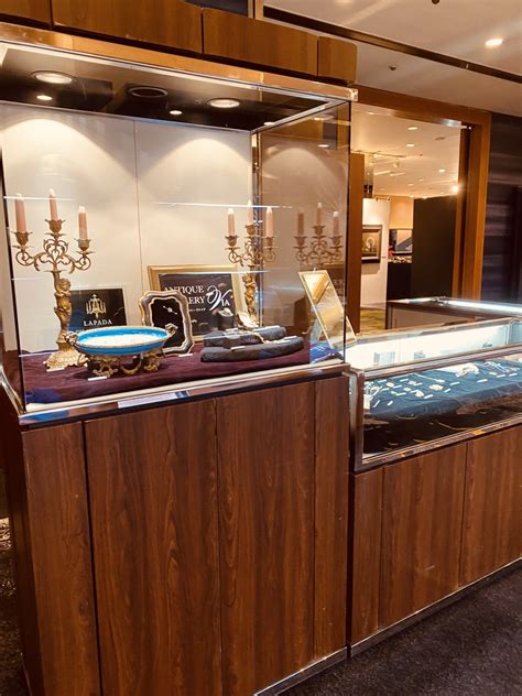 Antique Gallery Via