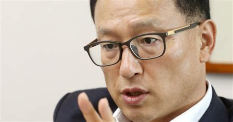 인터뷰하는 양기인 신한금융투자 리서치센터장