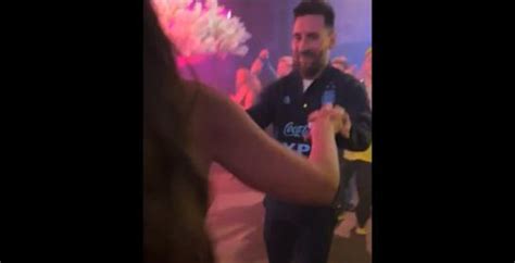Leo Messi Causa Furor Por Su Baile Y La Particular Vestimenta En Una