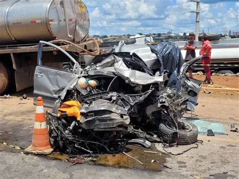 Idoso morre e esposa fica gravemente ferida em colisão caminhões na