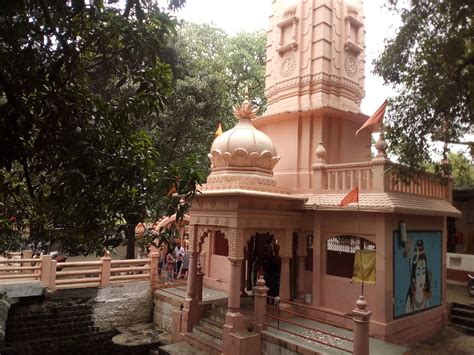 Miraculous Temple Between झरनेश्वर महादेव की मान्यता श्रद्धालुओं का