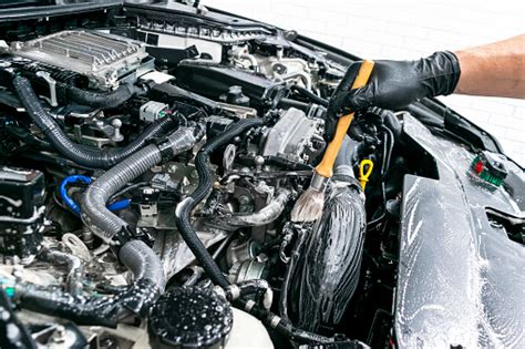 자동차는 Carwash에서 자동차 세척 거품 역에 Carwash입니다 역 세척 자동차 세척 개념입니다 자동차 적입니다 남자 청소