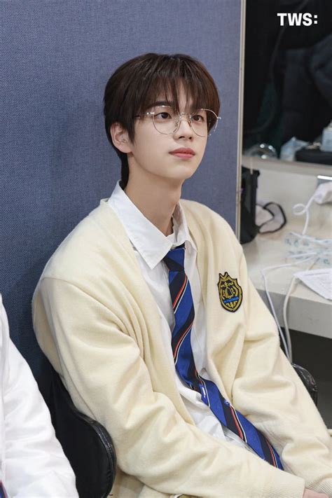 더쿠 비주얼 반응 좋았던 투어스 신유 데뷔 활동 공식 소속사 비하인드 사진 모음