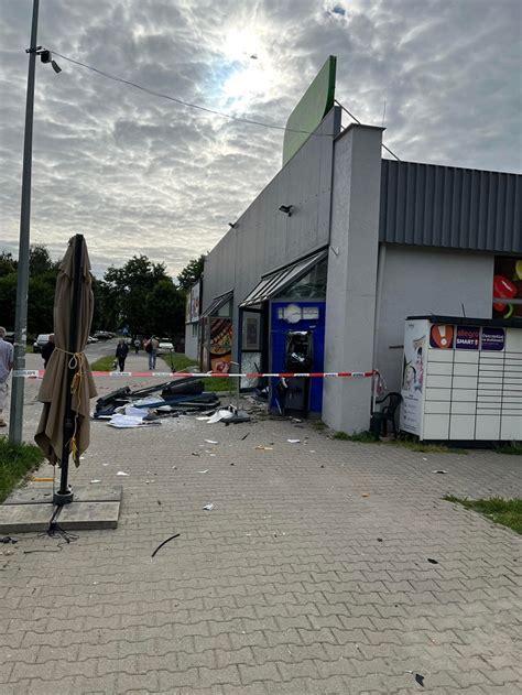 Wybuch w środku nocy Nieznani sprawcy wysadzili bankomat Na miejscu