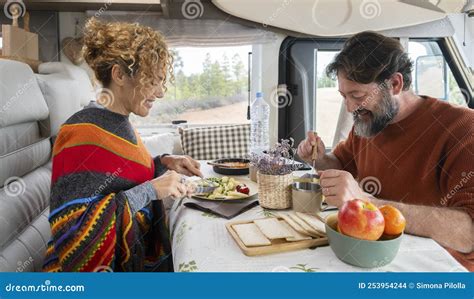 Ett Ungt Moget Par Har Tid Att äta Lunch I En Kamper Fritidssemester