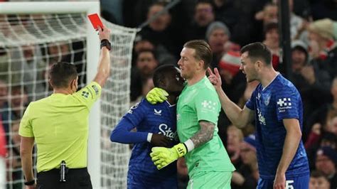 إدريسا غاي يعتذر عن طرده الغريب أمام مانشستر يونايتد