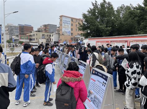 乐昌交警开展“快乐度寒假 平安伴您行”主题宣传活动精心组织工作能力