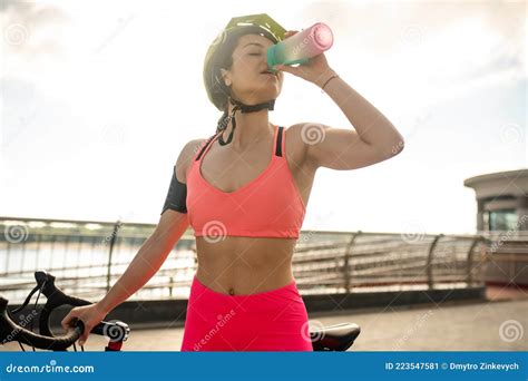 Jovencita Linda Con Ropa Deportiva Brillante Tomando Agua De Una