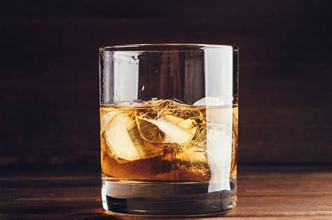 나무 배경에 얼음 조각 위스키 유리 0명에 대한 스톡 사진 및 기타 이미지 0명 노랑 러시아 Istock