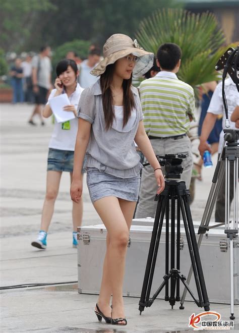 公园抓拍包臀短裙美腿少女 中国娱乐资讯网CECET CN