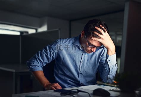 压力大、疲惫的商人患有头痛，在办公室工作到深夜。高清摄影大图 千库网