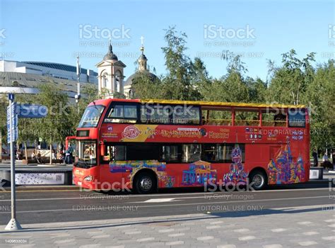 더블 데커 레드 버스 Сity 관광 버스 모스크바 시내의 관광객들과 함께 행진 2021 City Sightseeing Ltd
