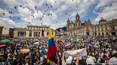 Petro Enfrenta La Primera Jornada De Protestas En Colombia Las