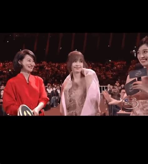 王心凌陸典禮「突遭主持伸手脫外套」！ 尷尬畫面網罵爆：不專業 Ettoday星光雲 Ettoday新聞雲