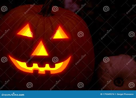Sourire Brûlant Masque Sculpté De Citrouilles D halloween Terrifiant