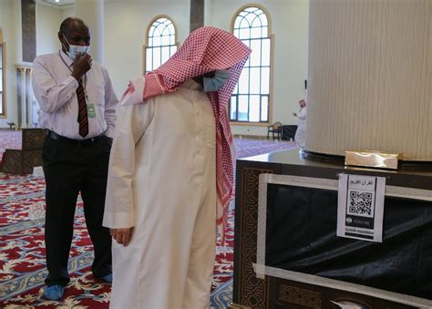 شاهد مدير الشؤون الإسلامية بالرياض يتابع تنفيذ البروتوكولات بالمساجد