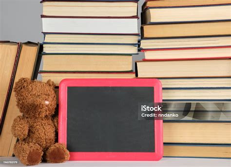 브라운 테 디 베어와 책의 더미의 배경에 빨간색 프레임에 빈 블랙 보드 0명에 대한 스톡 사진 및 기타 이미지 0명 갈색 개념 Istock