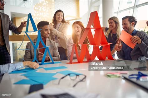 젊은 사업가의 그룹은 직장에서 휴식 하는 동안 팀 빌딩 게임을 즐기고 있다 비즈니스 사람 회사 팀 빌딩에 대한 스톡 사진 및