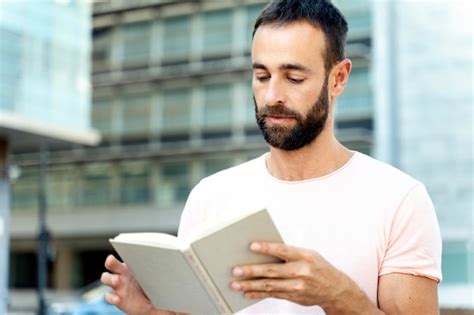 Apuesto Hombre Hispano Barbudo Leyendo Un Libro Al Aire Libre