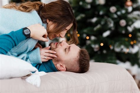 Alto ângulo Do Homem Beijando A Testa Da Namorada Na Cama Foto Grátis