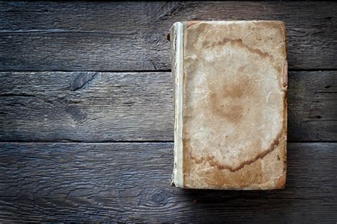 나무 배경에 빈 표지가있는 오래된 고대 책 공간을 복사합니다 갈색에 대한 스톡 사진 및 기타 이미지 갈색 고대의 공란 Istock