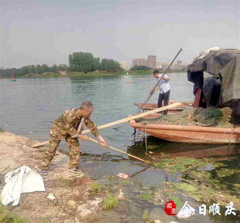 志愿者清理嘉陵江河道垃圾