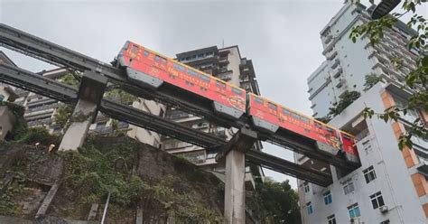 重庆李子坝轻轨穿楼，全世界独一份，正确打卡攻略！ 知乎
