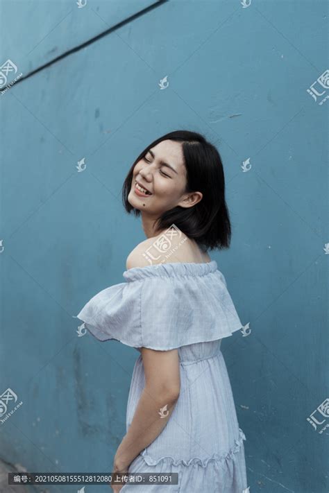 曼谷蓝色华尔街，一位年轻的泰国亚裔黑发女子。摄影素材汇图网