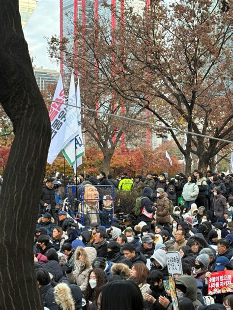 Mz 탄핵집회를 바꾸다…민중가요 대신 K팝 패러디·밈 쏟아내