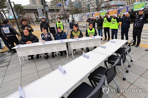 정부 교섭위원 기다리는 퍼포먼스하는 양대노총 공대위 연합뉴스