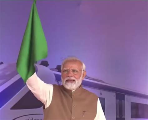 पीएम मोदी ने वंदे भारत को हरी झंडी दिखाईकहा ये ट्रेन भारत का प्रतीक