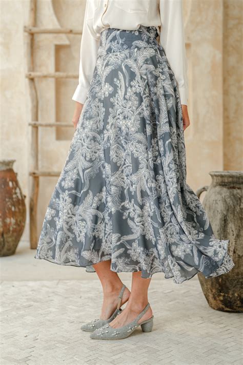 Ruby Skirt Lava Gray Wearing Klamby