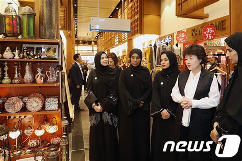 Uae 수크 둘러보는 김정숙 여사 뉴스1