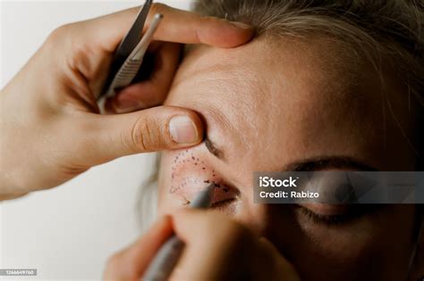 의료 진료소에서 얼굴의 눈 영역을 수정하기 위한 성형 수술 수술 전에 얼굴에 Blepharoplasty 마크업 클로즈업 2 의사가 플라스틱 화장품 작업을 수행 안검 성형술에