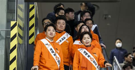 귀성객들에게 인사하기 위해 수서역 찾은 개혁신당