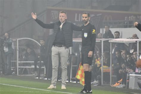 Will Still avec les félicitations de Bruno Genesio après une fin de