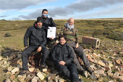 Malvinas Una Visita Emotiva Para Recordar A Un Amigo Muerto Y Leer La Carta De La Madre De Un