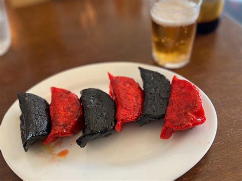 北海道コンサドーレ札幌ファンなら誰もが知っている 赤と黒の餃子が名物餃子と中華 つつみ人札幌市西区 北海道Likers