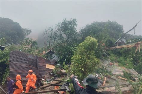 Indonesia 10 Muertos En Un Alud Buscan A 42 Desaparecidos