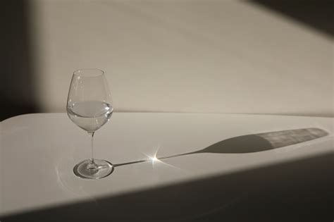 그림자가 있는 흰색 배경에 물 한 잔 창에서 치아로스큐로 클로즈업 복사 공간 0명에 대한 스톡 사진 및 기타 이미지 0명