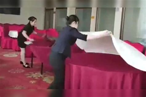 酒店新来的服务员，现场表演她的绝活，老板一看就相中了！现场表演绝活